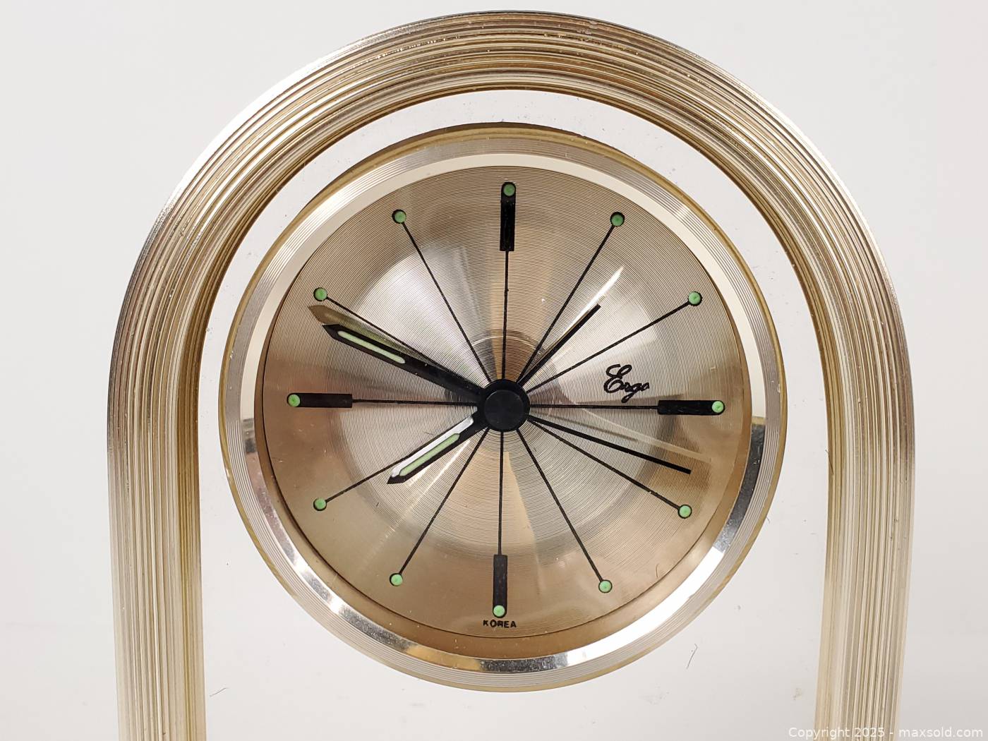 Ergo gold-tone arched quartz desk clock | Maxsold