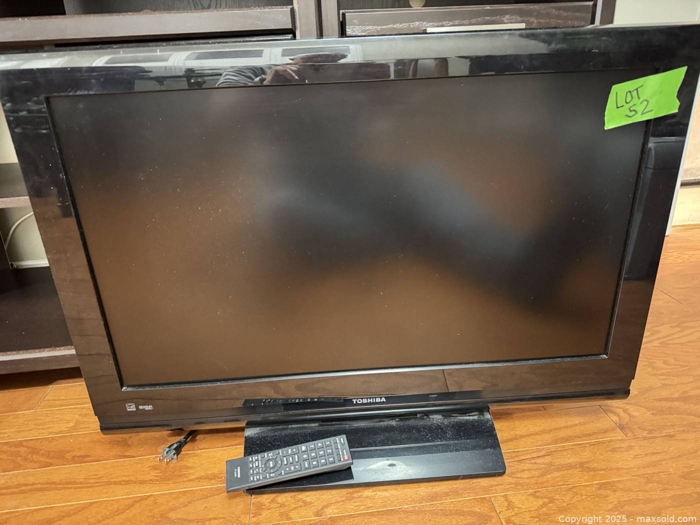 Toshiba 32" LCD TV with remote | Maxsold