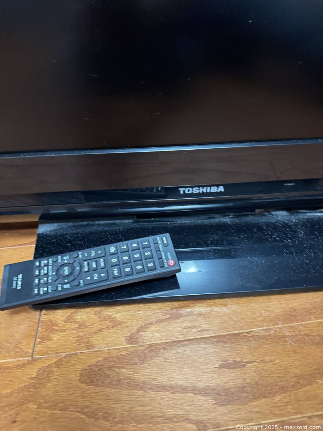 Toshiba 32" LCD TV with remote | Maxsold