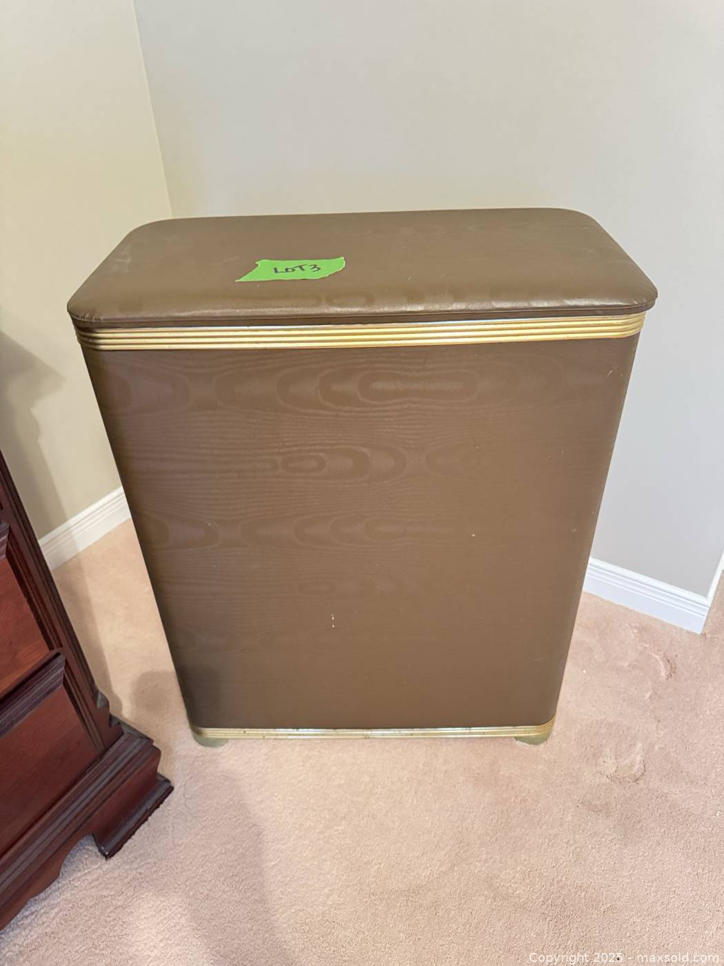 Vintage woodgrain vinyl laundry hamper | Maxsold