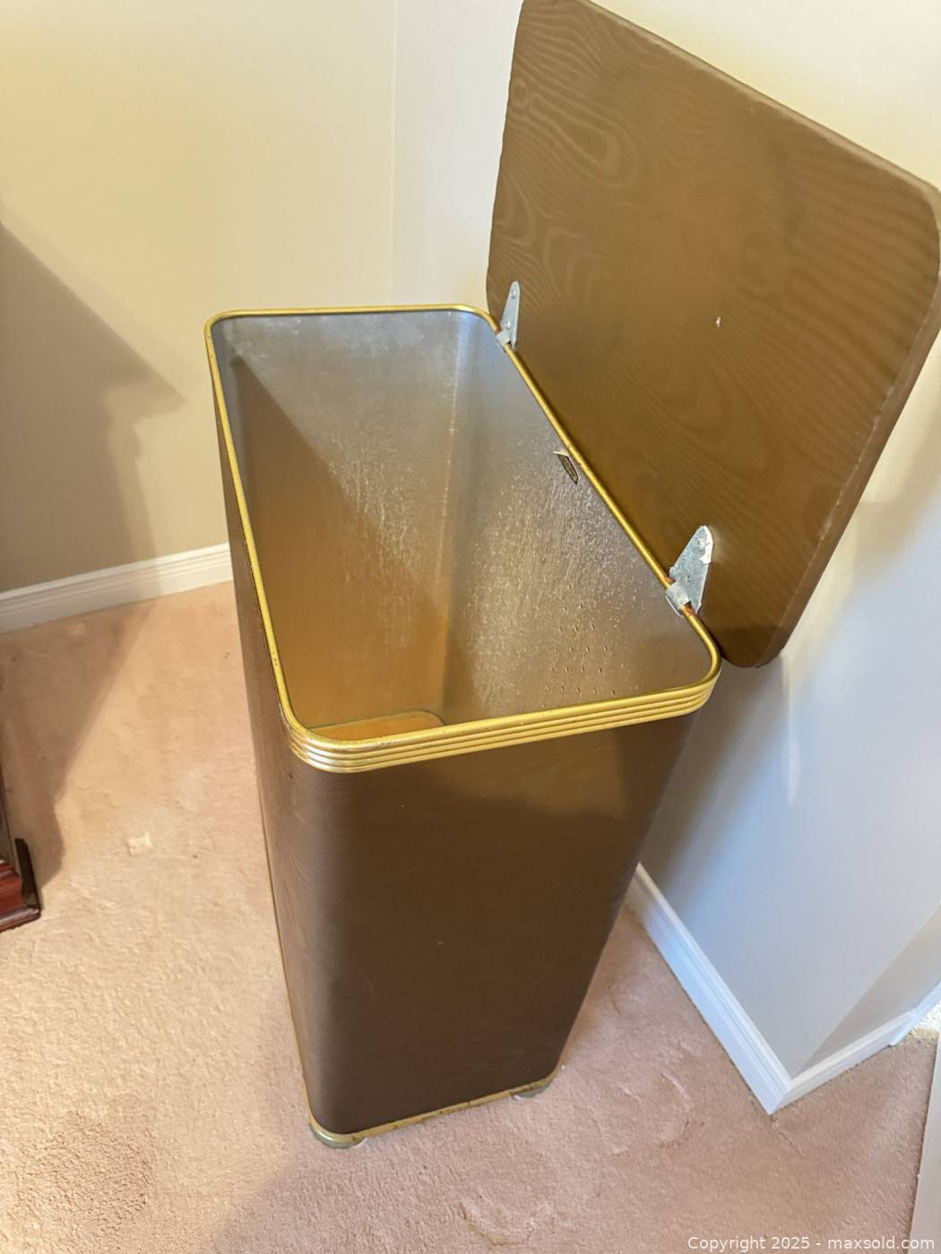 Vintage woodgrain vinyl laundry hamper | Maxsold