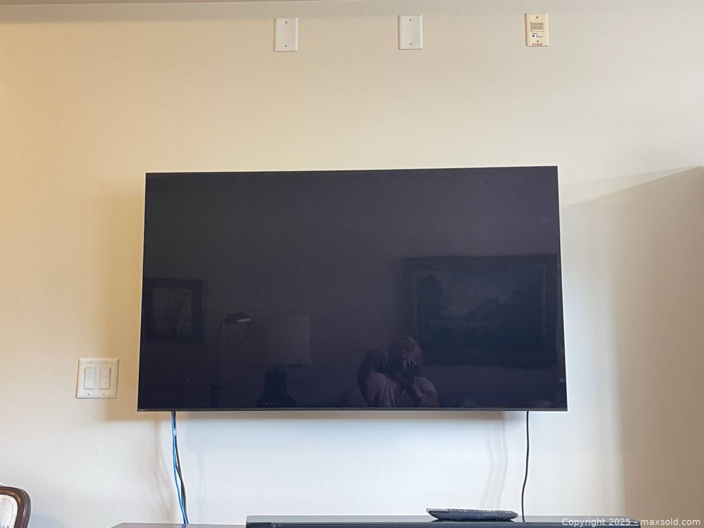 Sony 55-inch LED TV with wall mount and remote | Maxsold