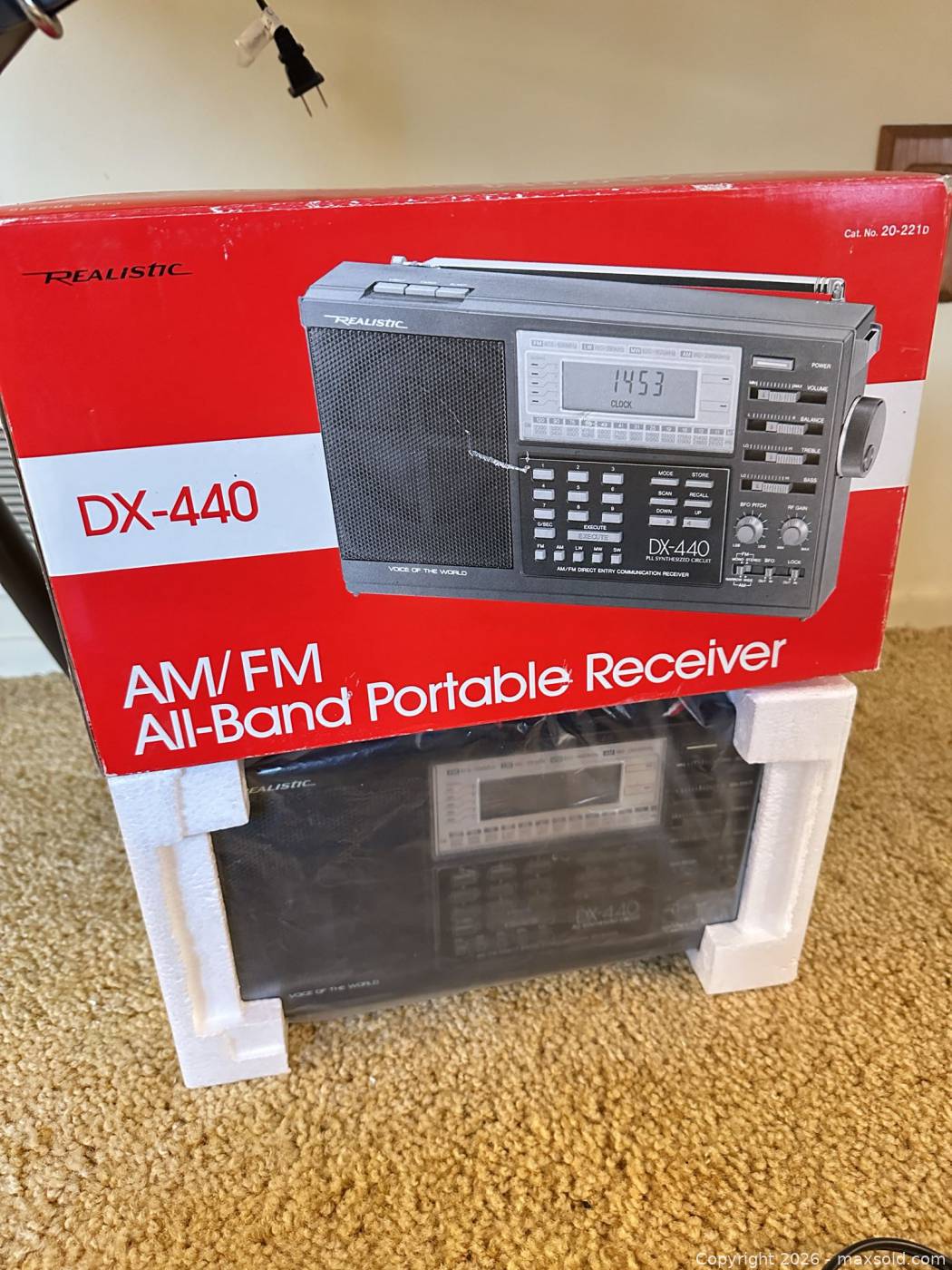 Realistic DX-440 AM/FM all-band portable receiver | Maxsold