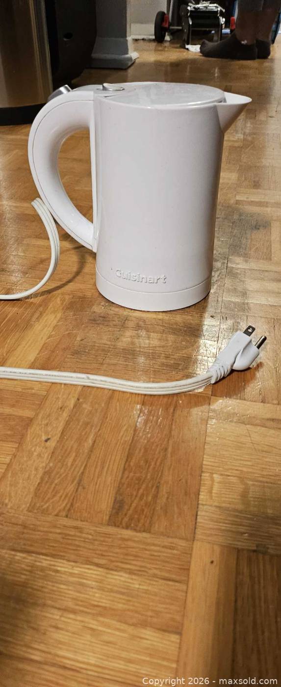 Cuisinart white electric kettle | Maxsold