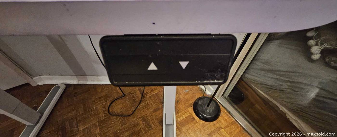 Electric height-adjustable standing desk | Maxsold