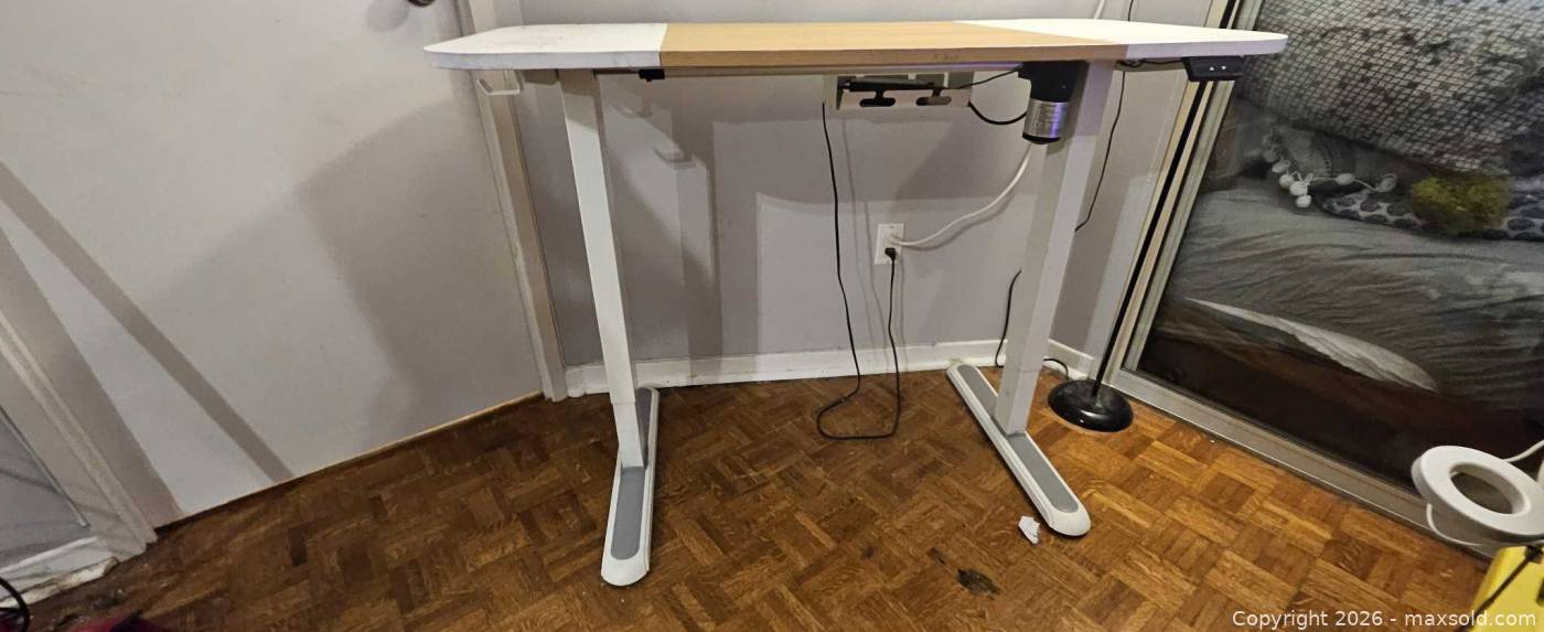 Electric height-adjustable standing desk | Maxsold