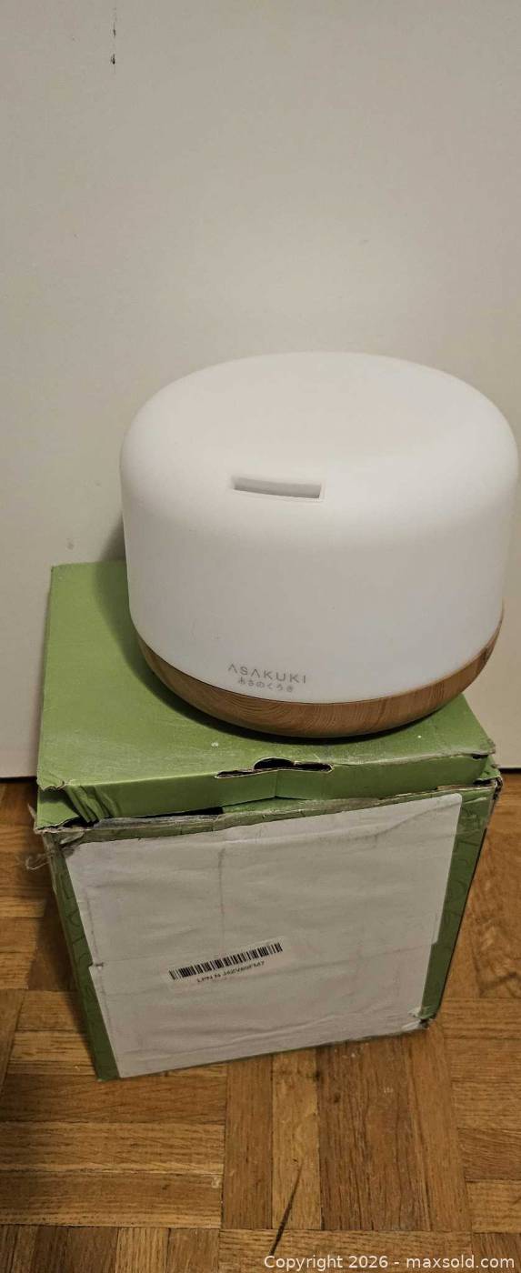 Essential oil diffuser humidifier white wood-look base | Maxsold