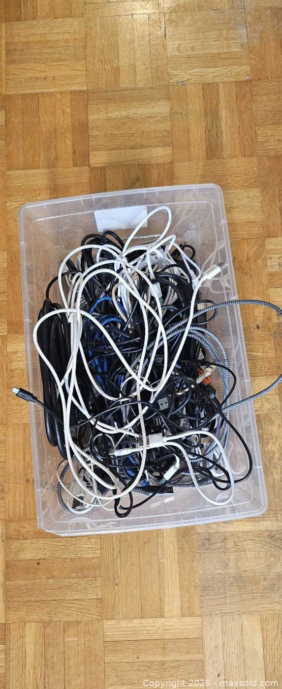 Assorted electronic cables and cords lot | Maxsold