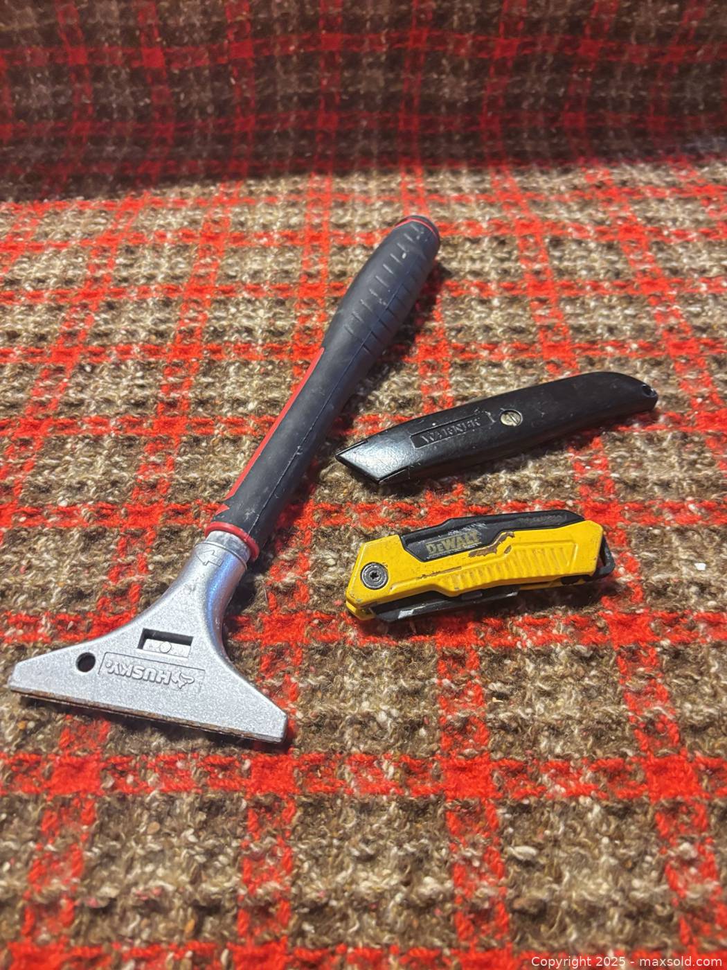 Husky 4-in wall scraper with Husky and DeWalt utility knives | Maxsold