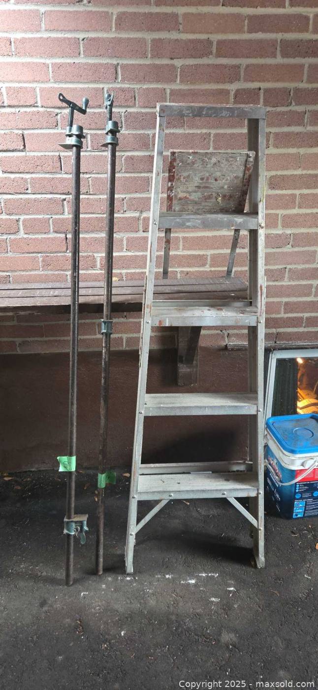 5ft aluminum step ladder plus two 5ft steel posts | Maxsold