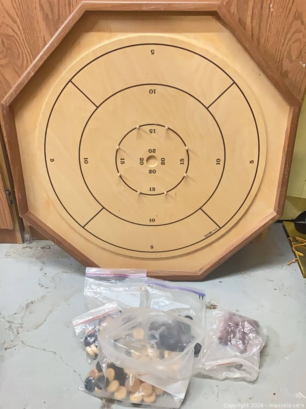 Lee Valley Crokinole Game Board with Discs | Maxsold