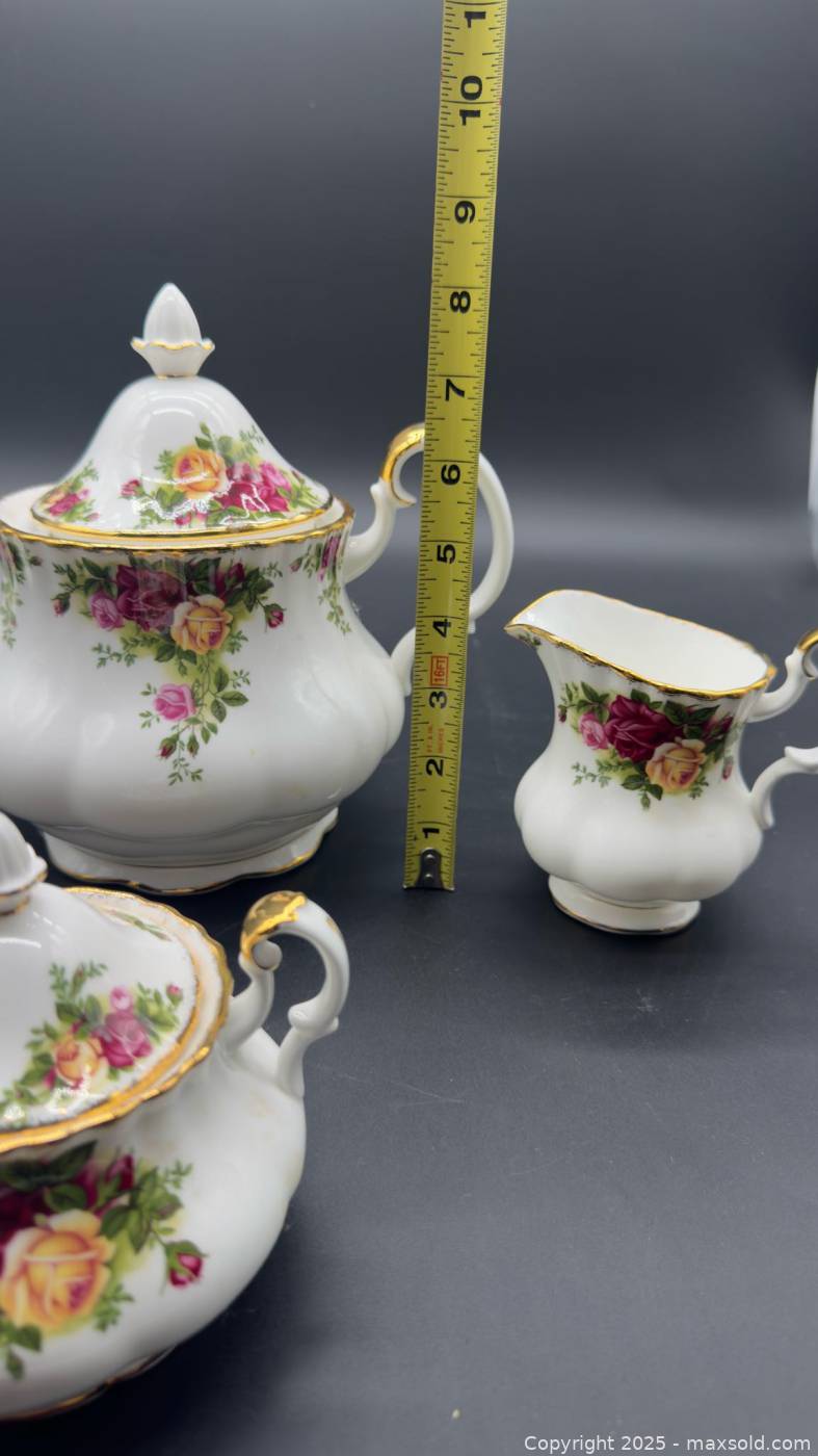 Royal Albert Old Country Roses tea set | Maxsold