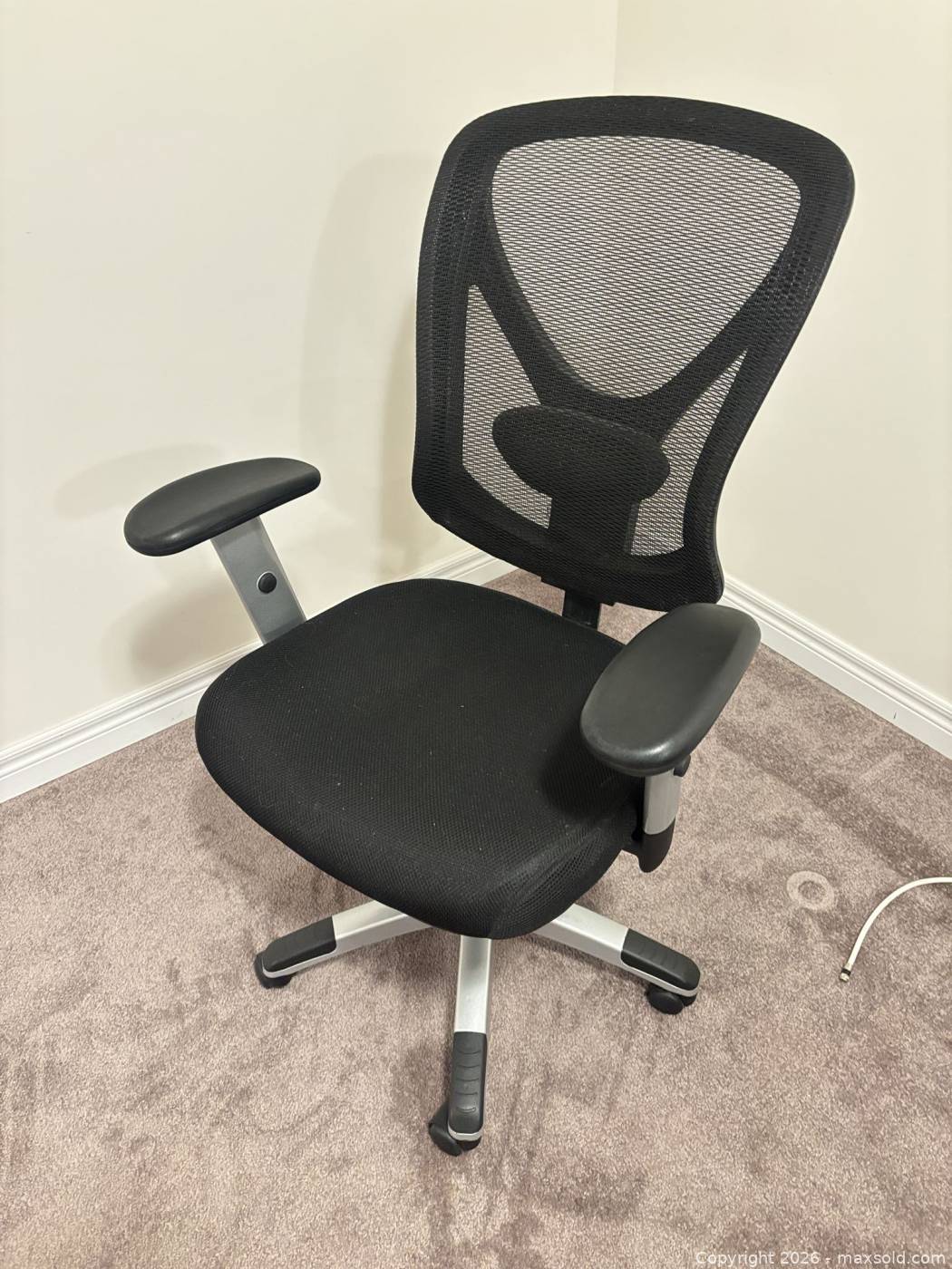 Ergonomic black mesh office desk chair | Maxsold