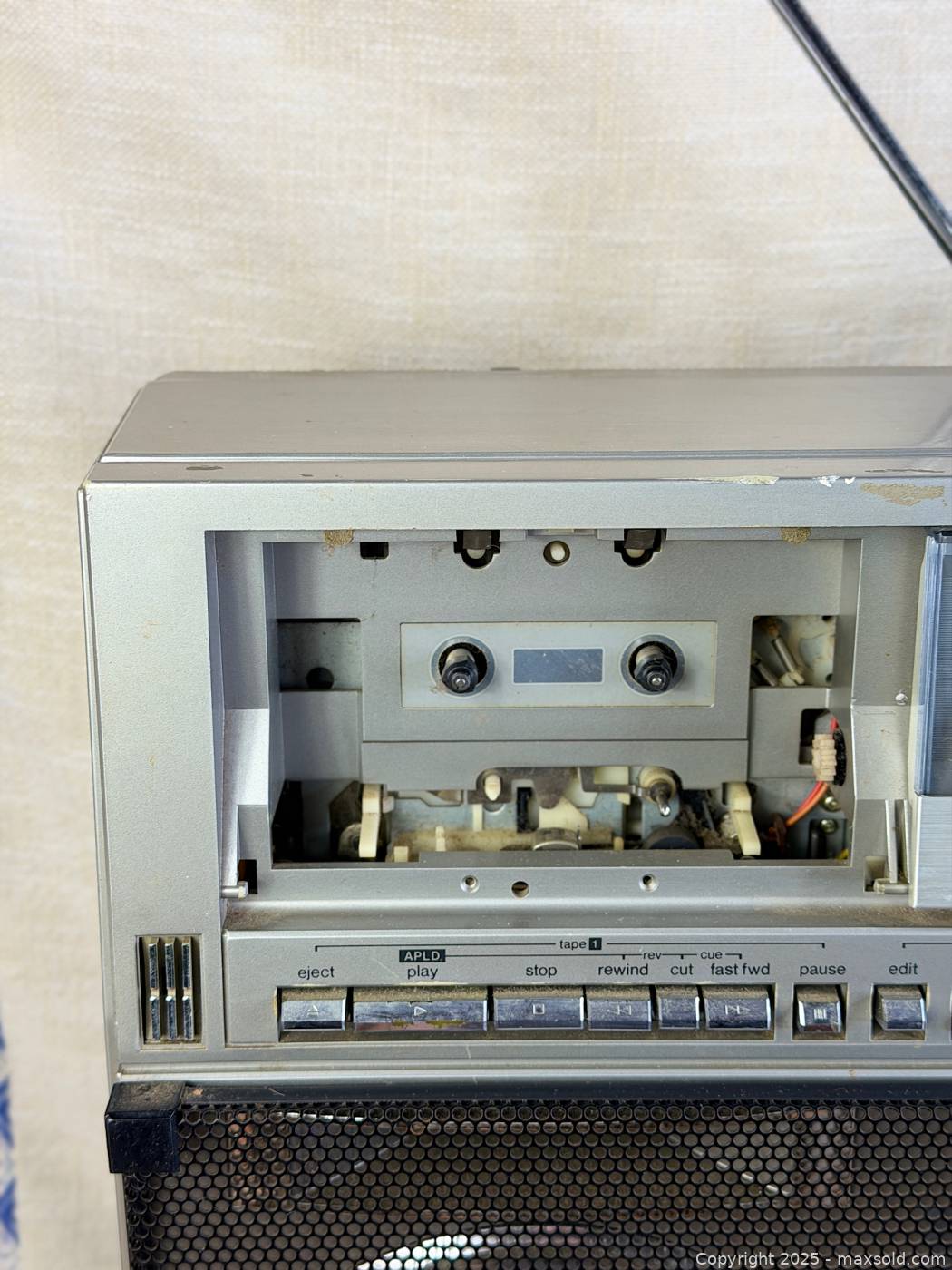 Sharp GF-777 dual-cassette boombox | Maxsold