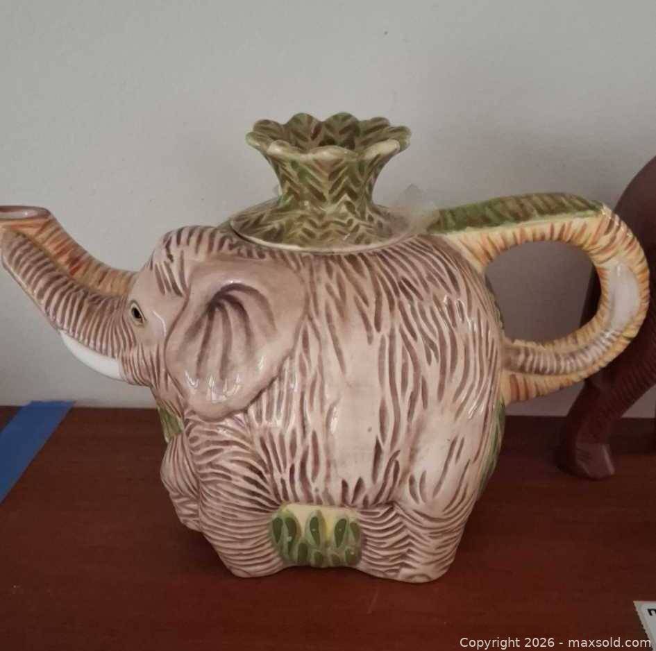 Hagen Renaker, Strata Group Elephant Decor | Maxsold
