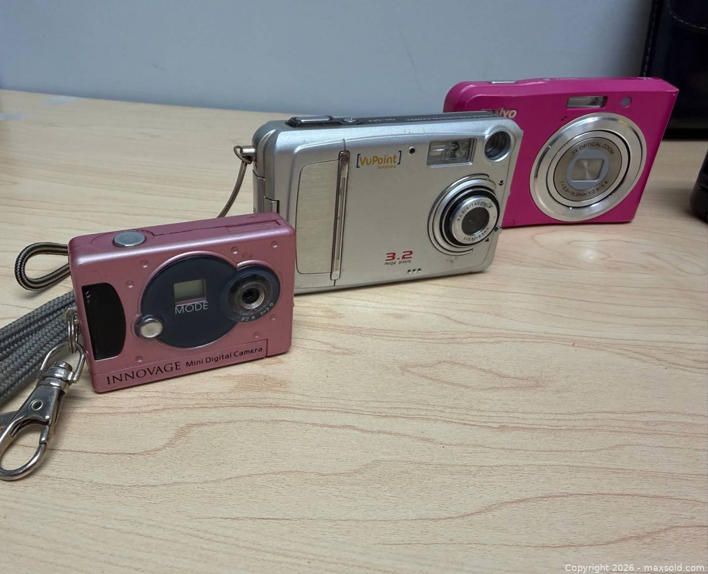 Sanyo, VuPoint and Innovage digital cameras | Maxsold