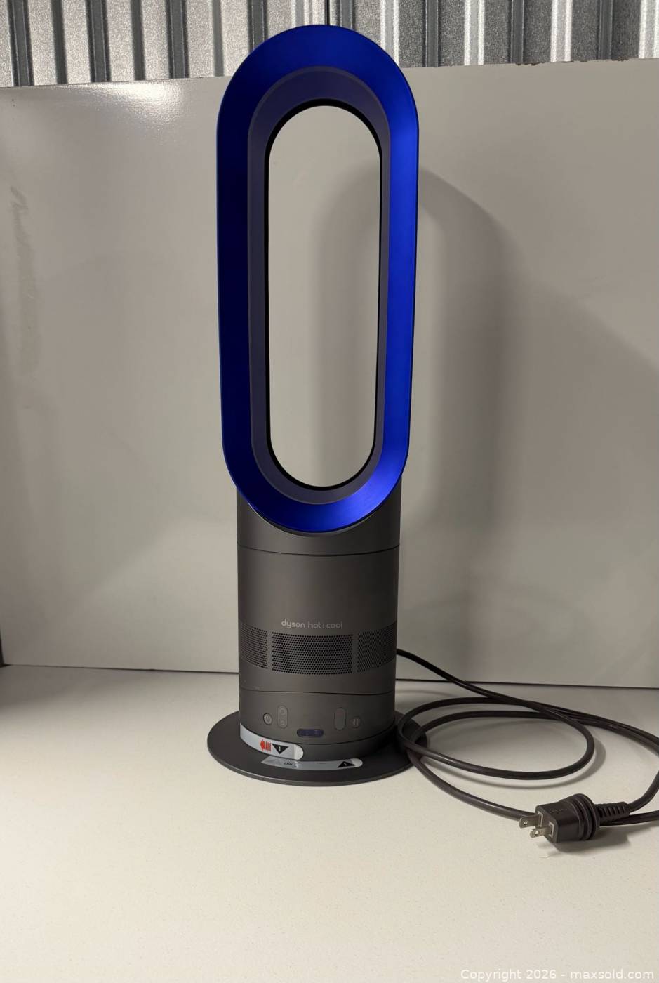 Dyson AM04 hot & cool fan heater | Maxsold