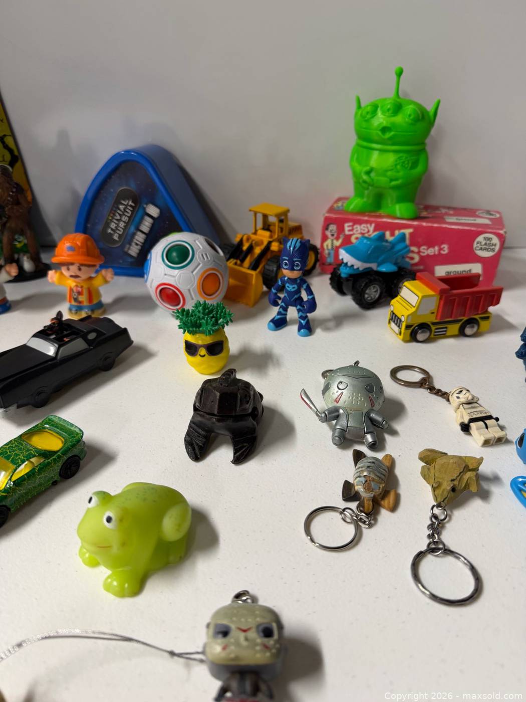 Assorted small toys and keychains | Maxsold
