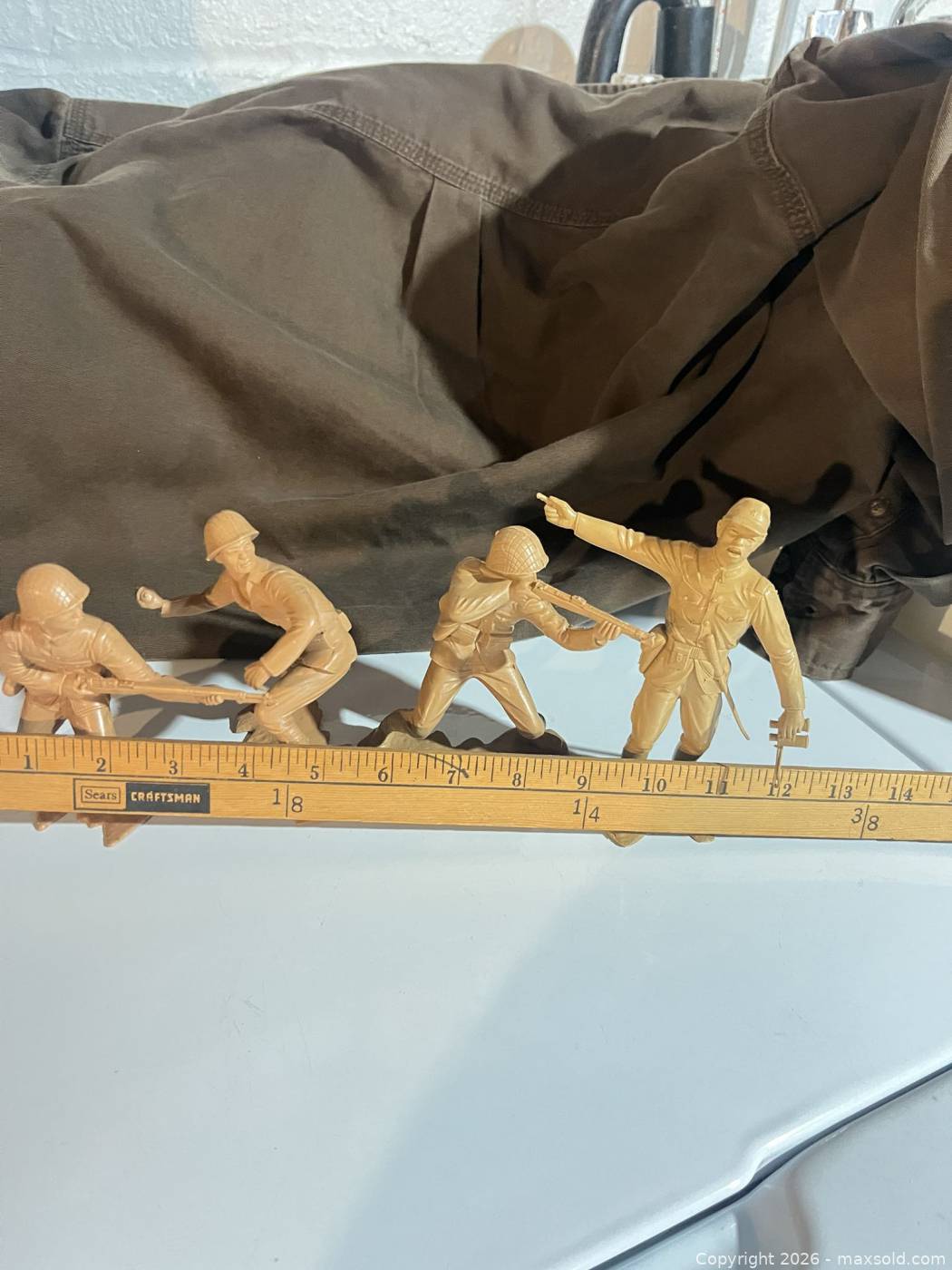 Louis Marx 1962 tan plastic army men figures | Maxsold