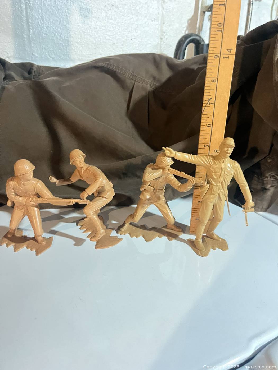 Louis Marx 1962 tan plastic army men figures | Maxsold