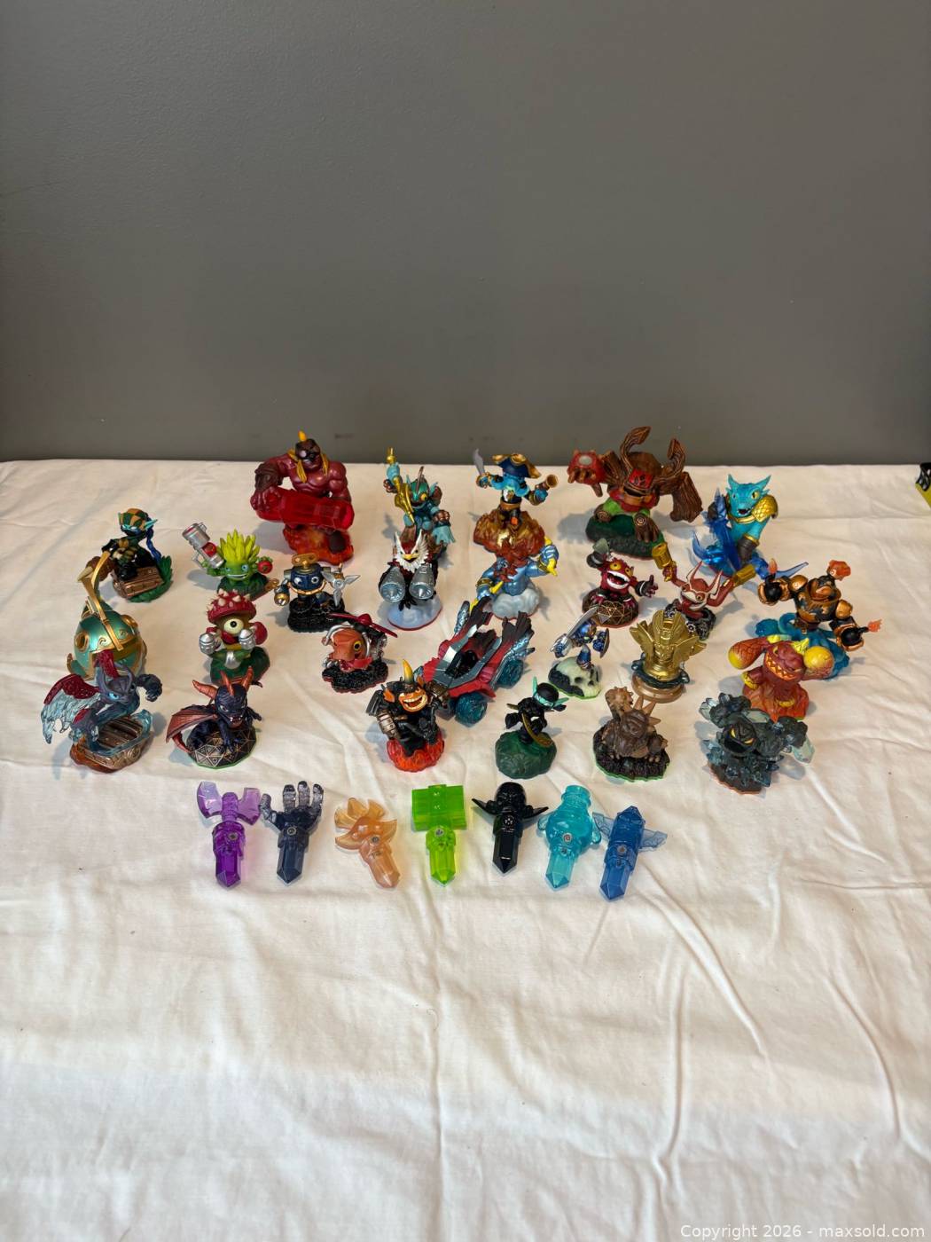 Skylanders figures and traps lot | Maxsold