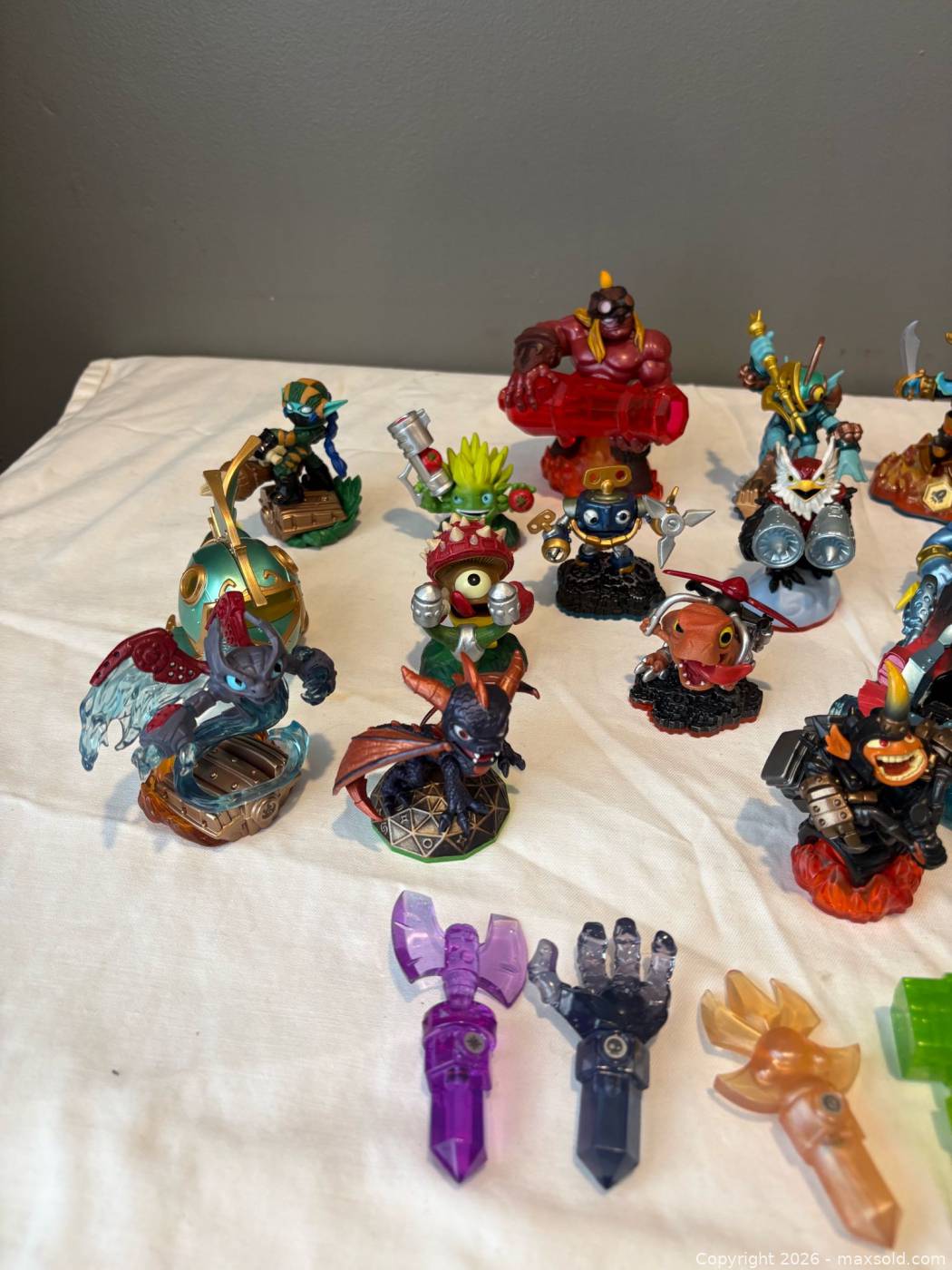 Skylanders figures and traps lot | Maxsold