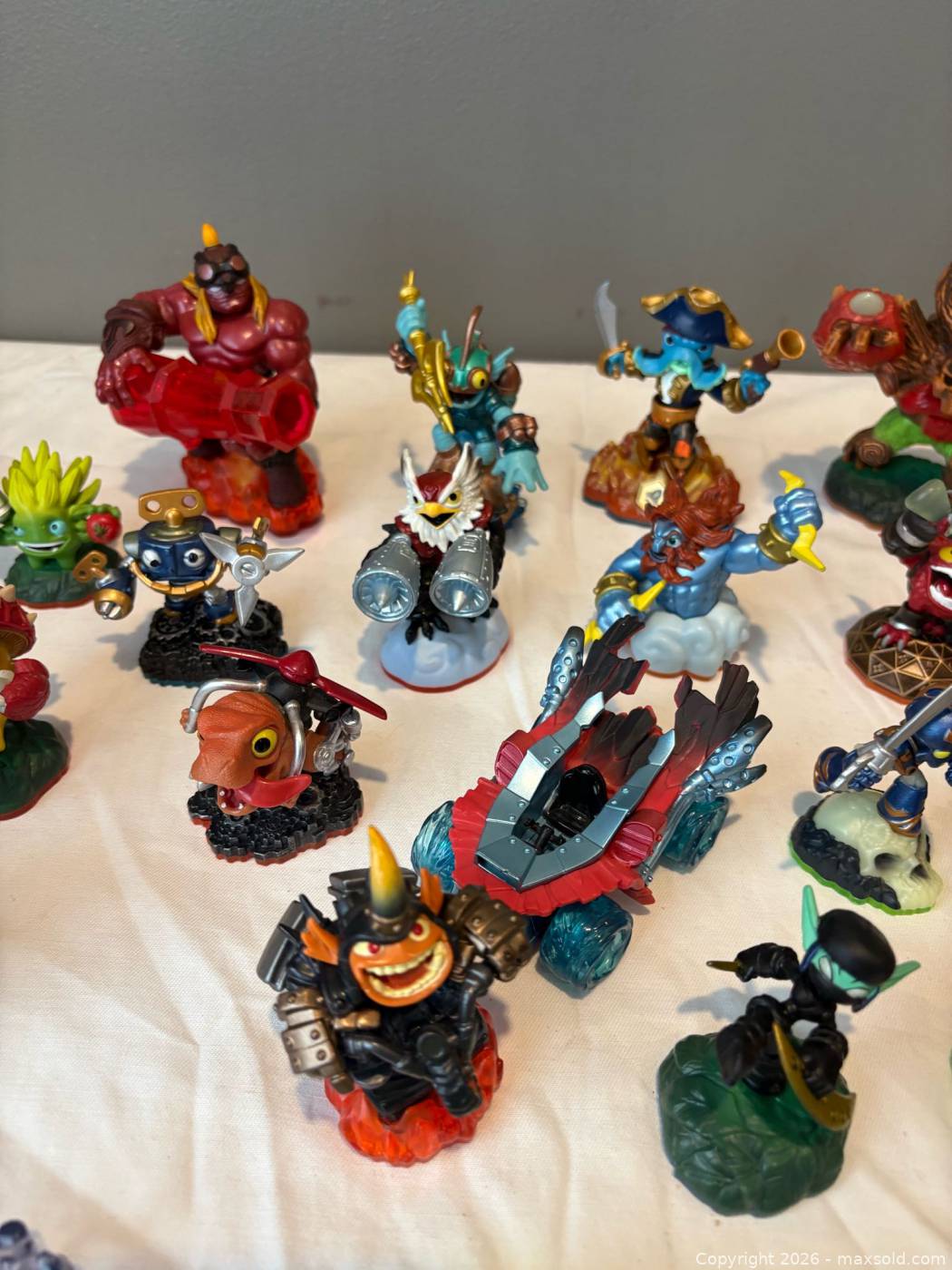 Skylanders figures and traps lot | Maxsold