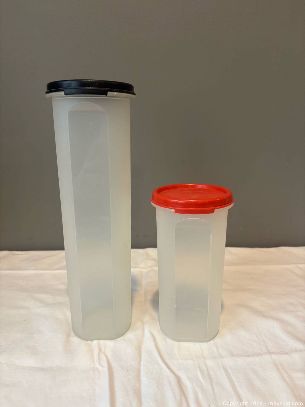 Tupperware plastic cylinder containers | Maxsold