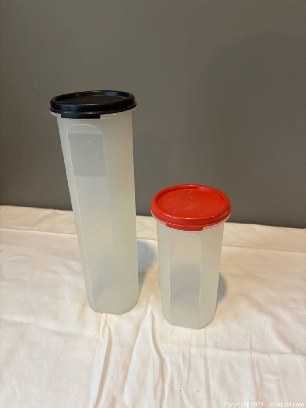 Tupperware plastic cylinder containers | Maxsold