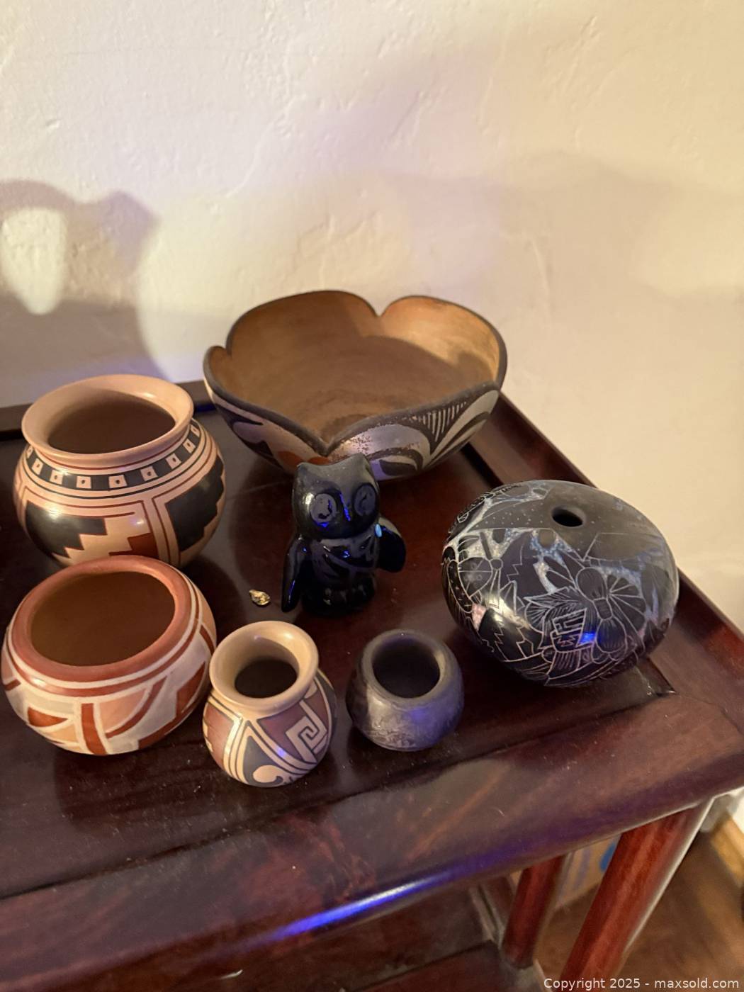 Seven Indigenous-style miniature pottery pieces | Maxsold