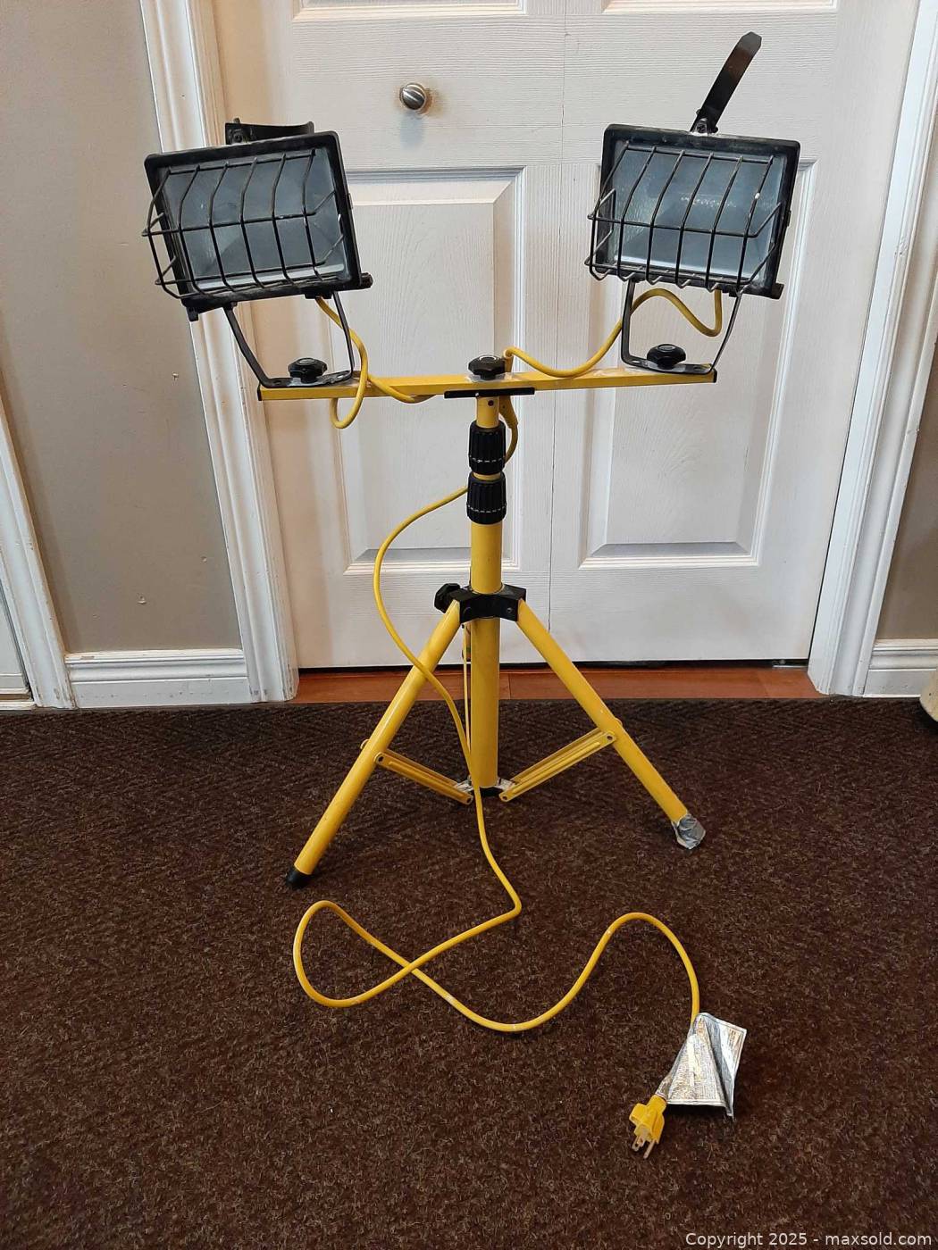 Twin-head halogen work light on tripod | Maxsold