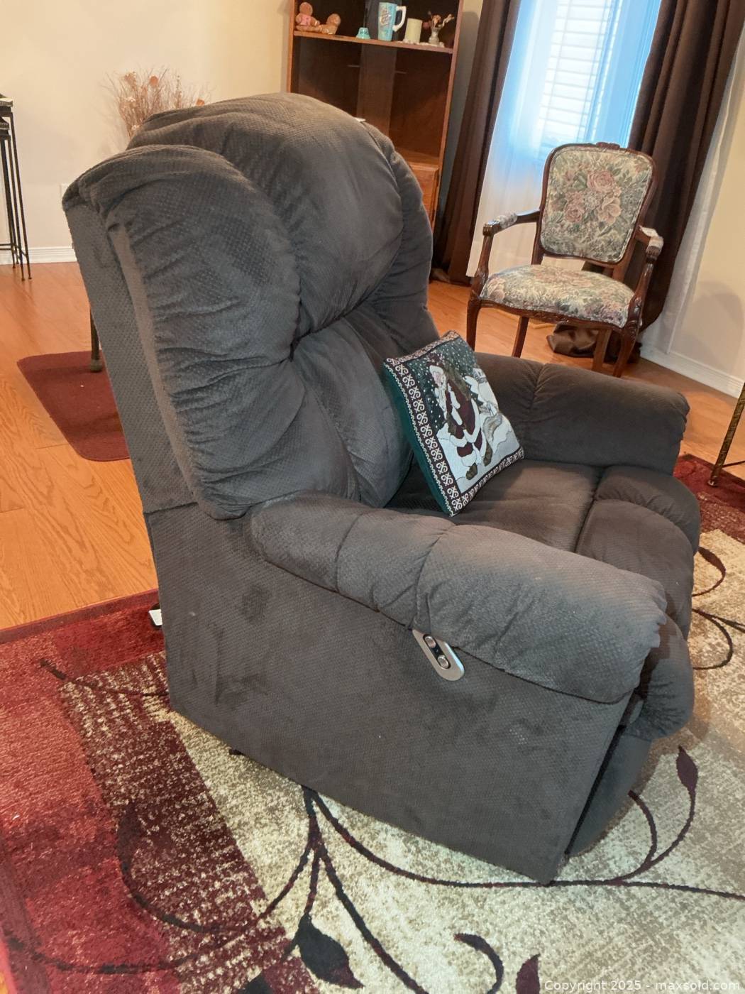 Powered rocker recliner 36x32x41 | Maxsold
