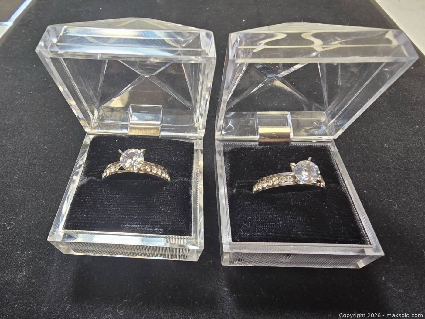 Pair of costume jewelry rings | Maxsold