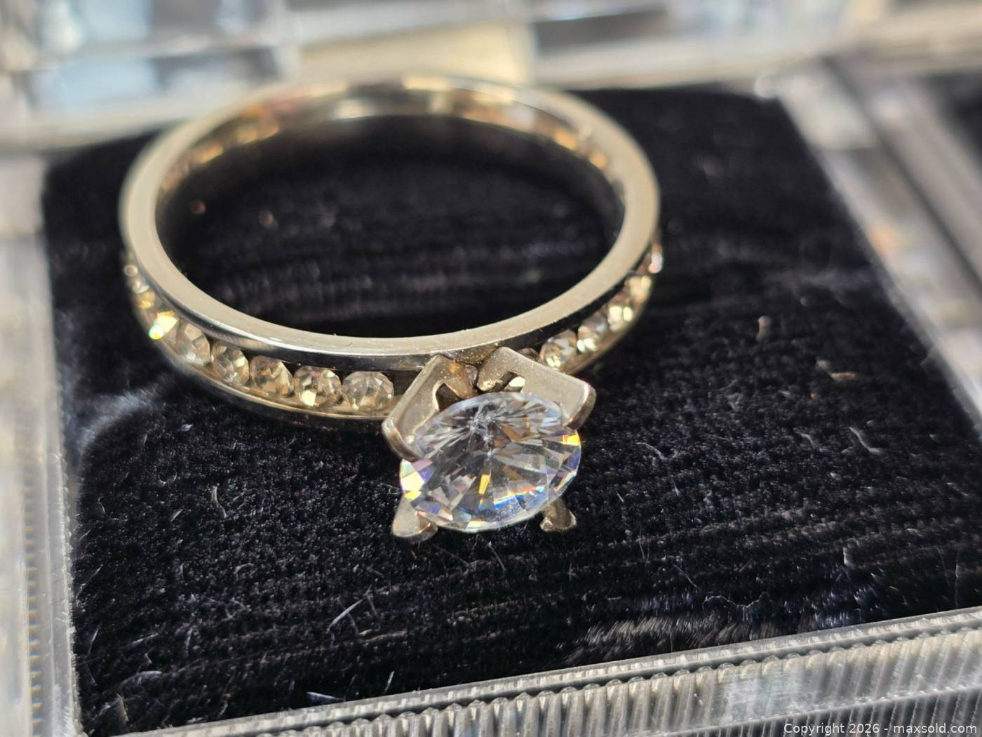 Pair of costume jewelry rings | Maxsold