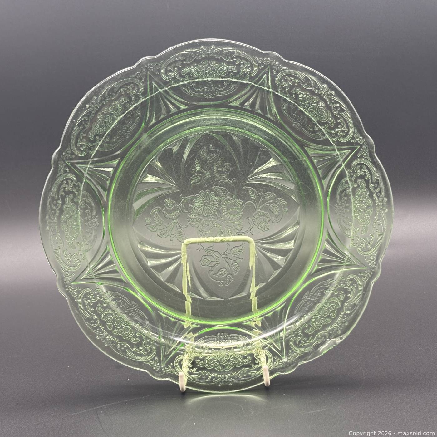 Uranium green depression glass dinner plate 9.5 in | Maxsold