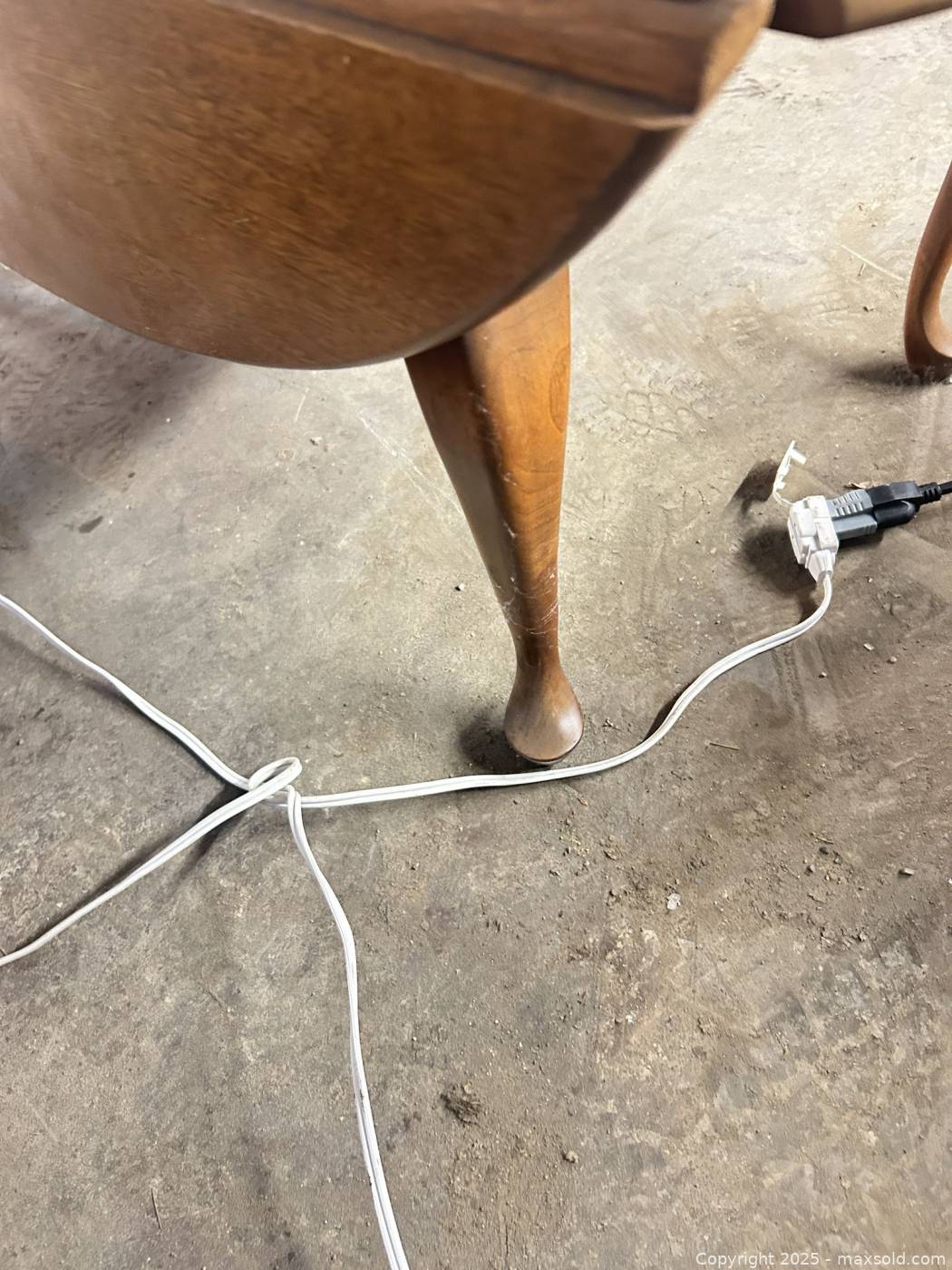 Medium brown traditional drop-leaf side table | Maxsold