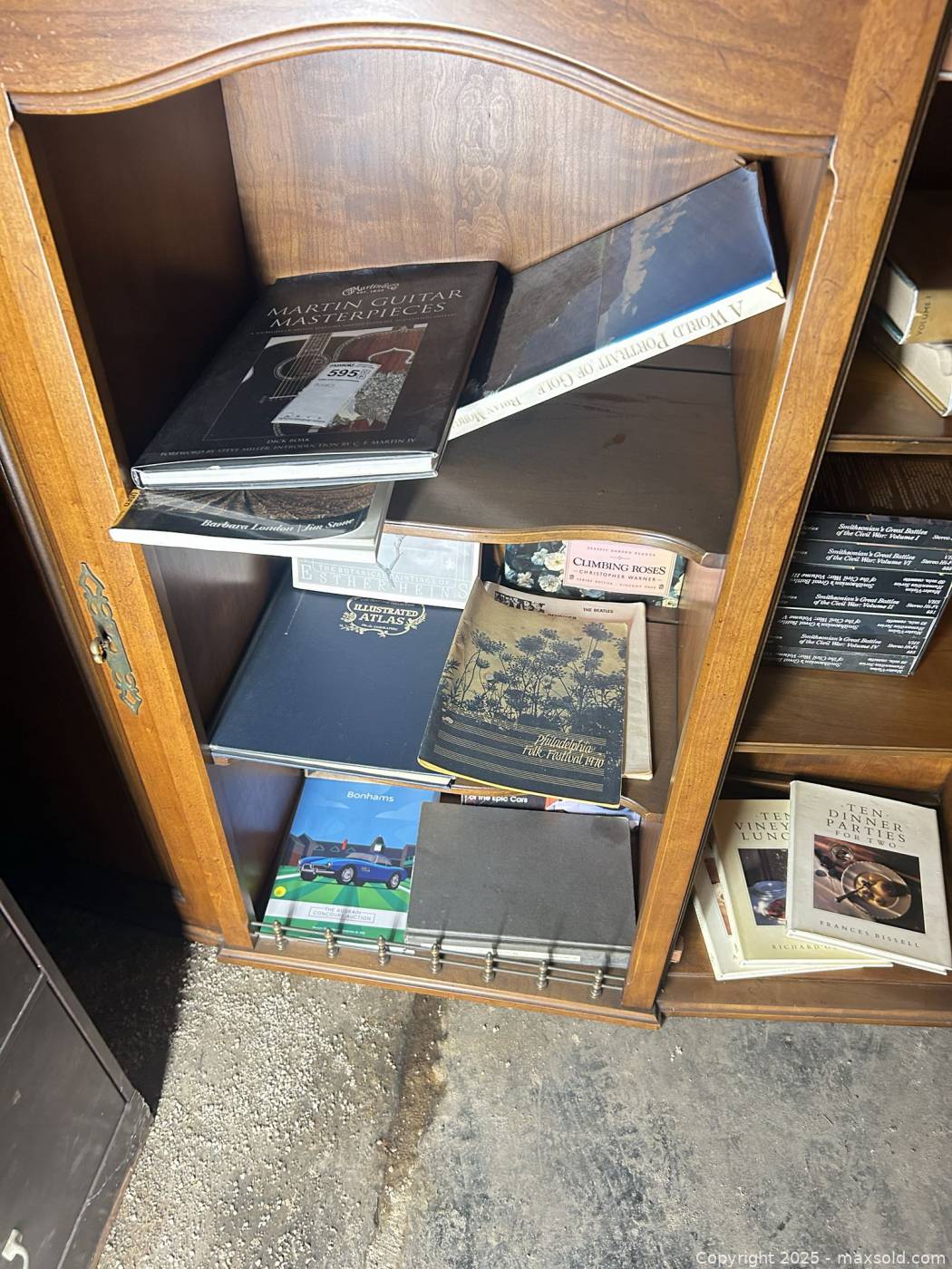 Large-format coffee-table books & manuals | Maxsold