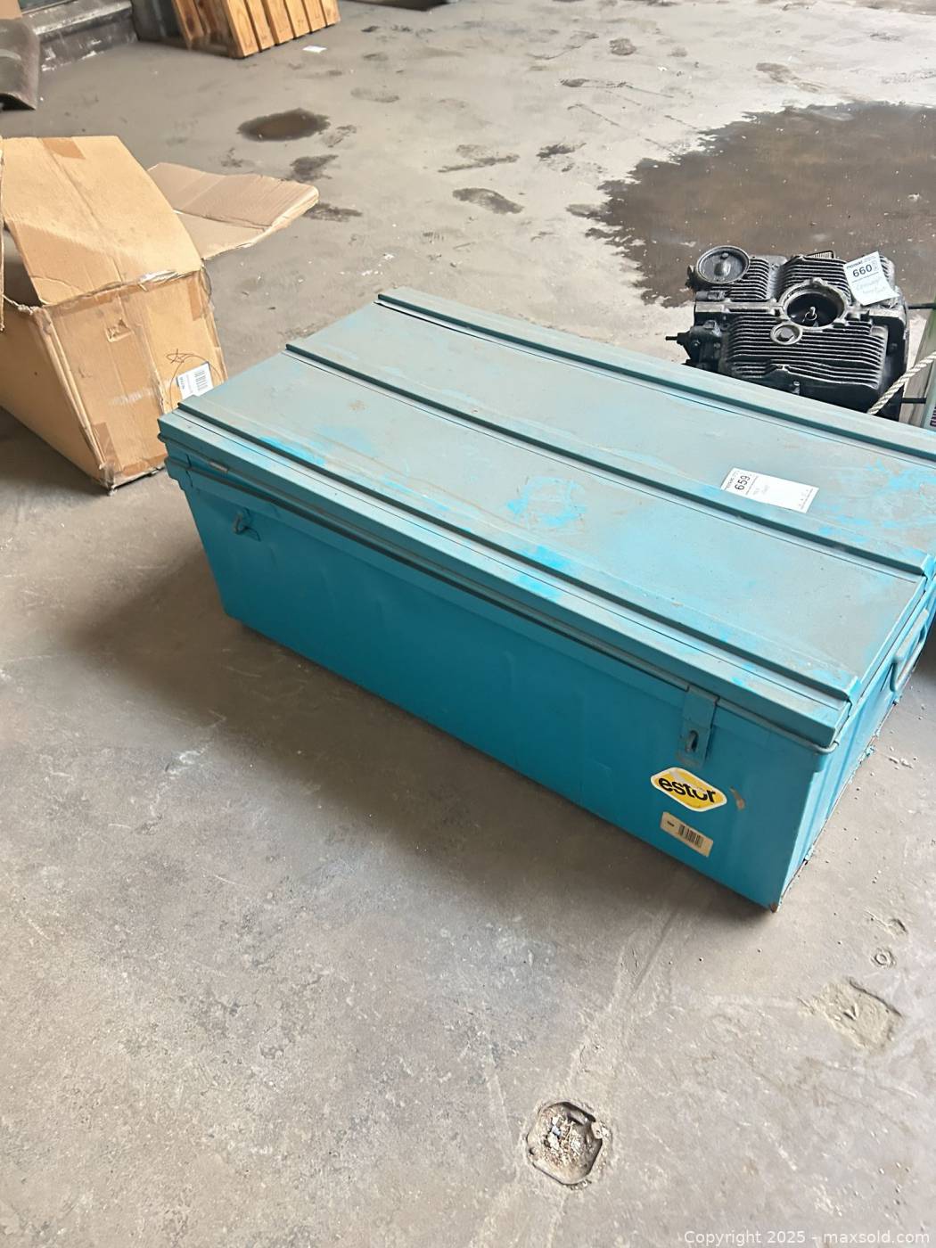 Estur metal jobsite storage chest | Maxsold