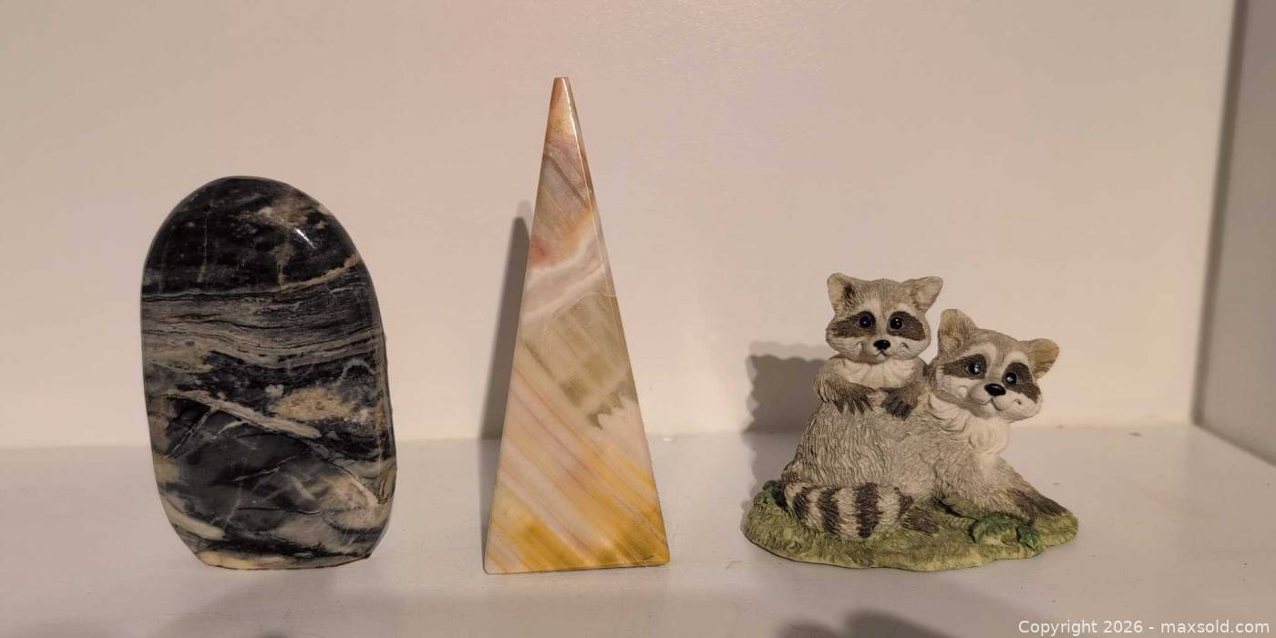 Stone obelisk, stone paperweight and raccoon figurine | Maxsold
