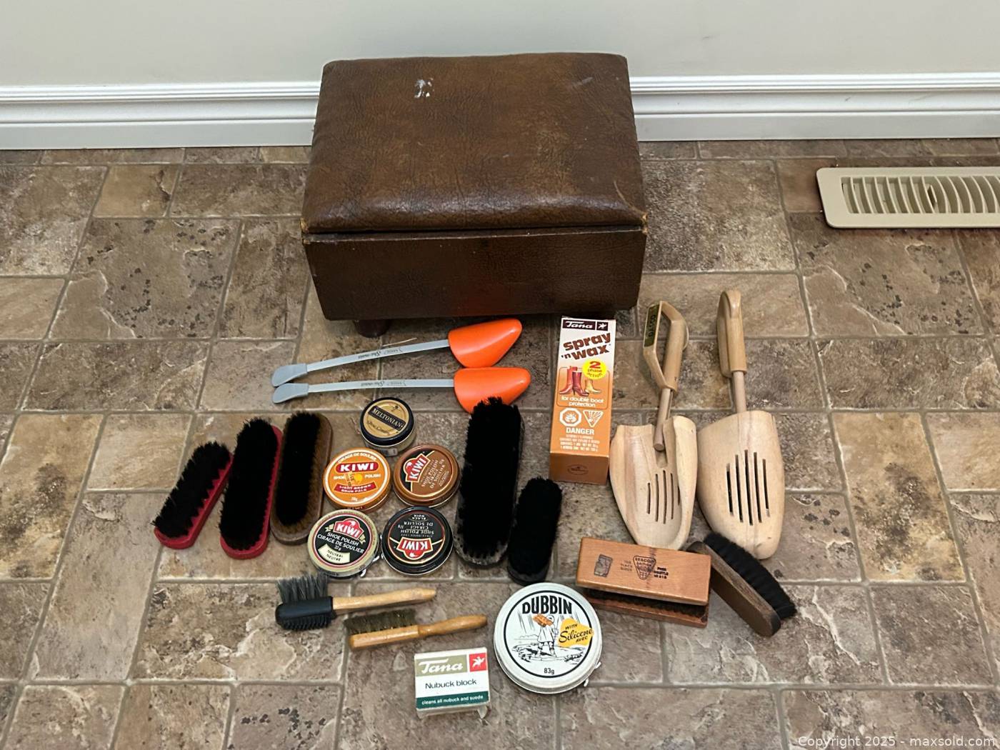 Shoe shine kit with storage box | Maxsold