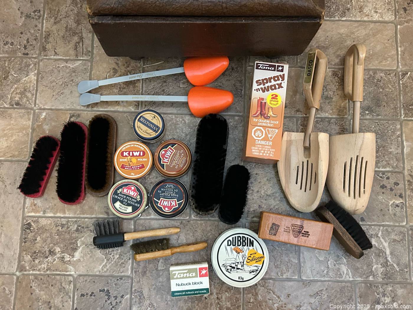 Shoe shine kit with storage box | Maxsold
