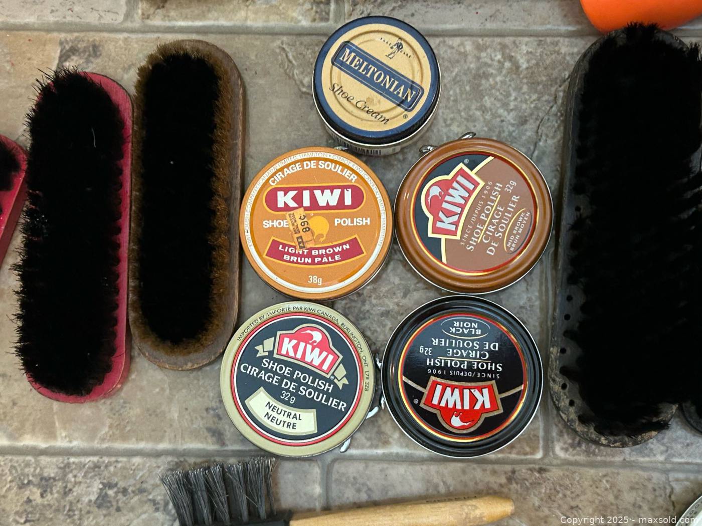 Shoe shine kit with storage box | Maxsold