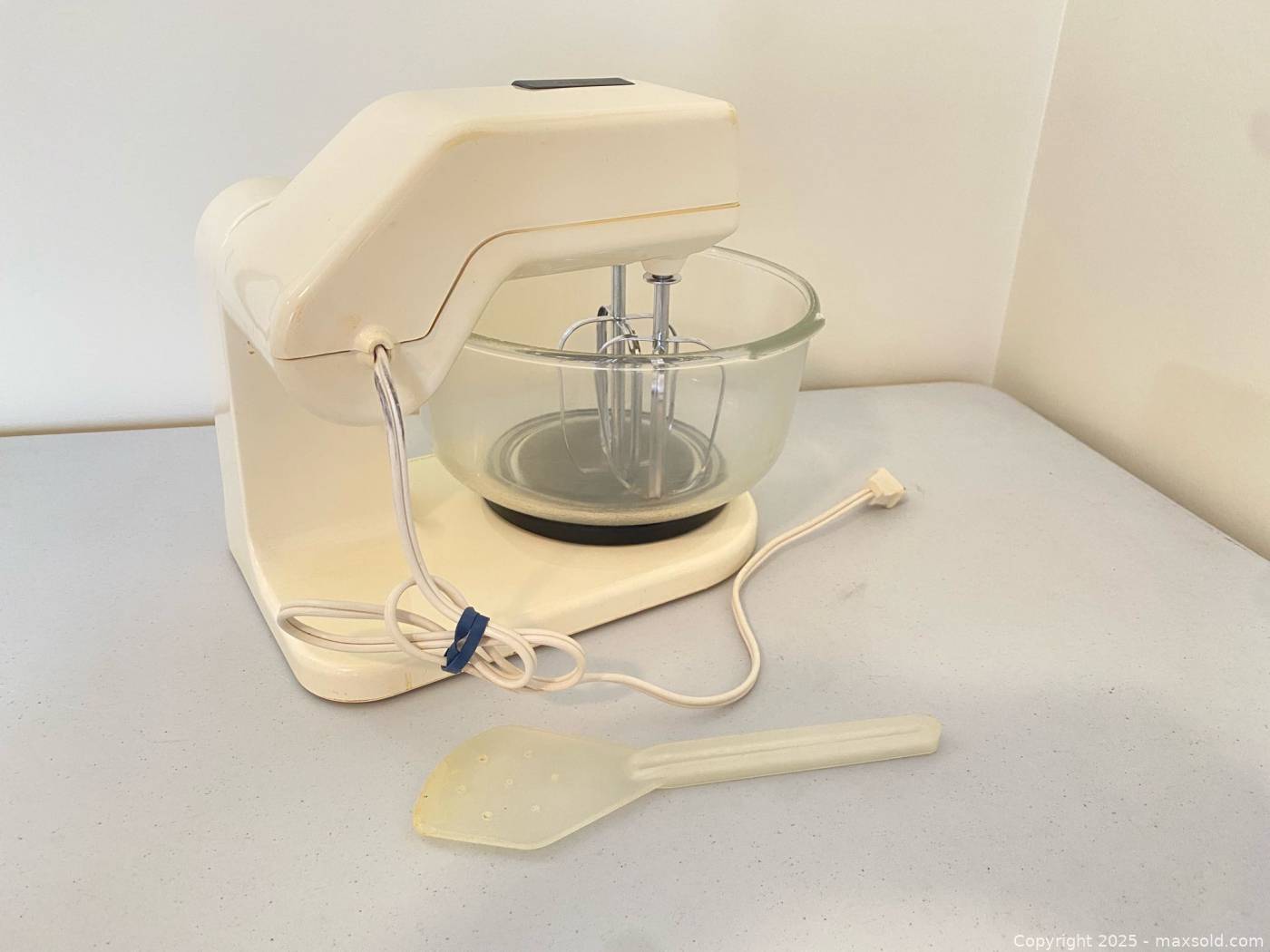 Sunbeam Mixmaster stand mixer with bowl | Maxsold