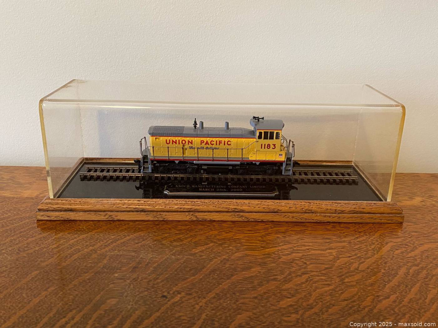 Union Pacific Diesel Locomotive Model 1183 in Acrylic Display Case ...