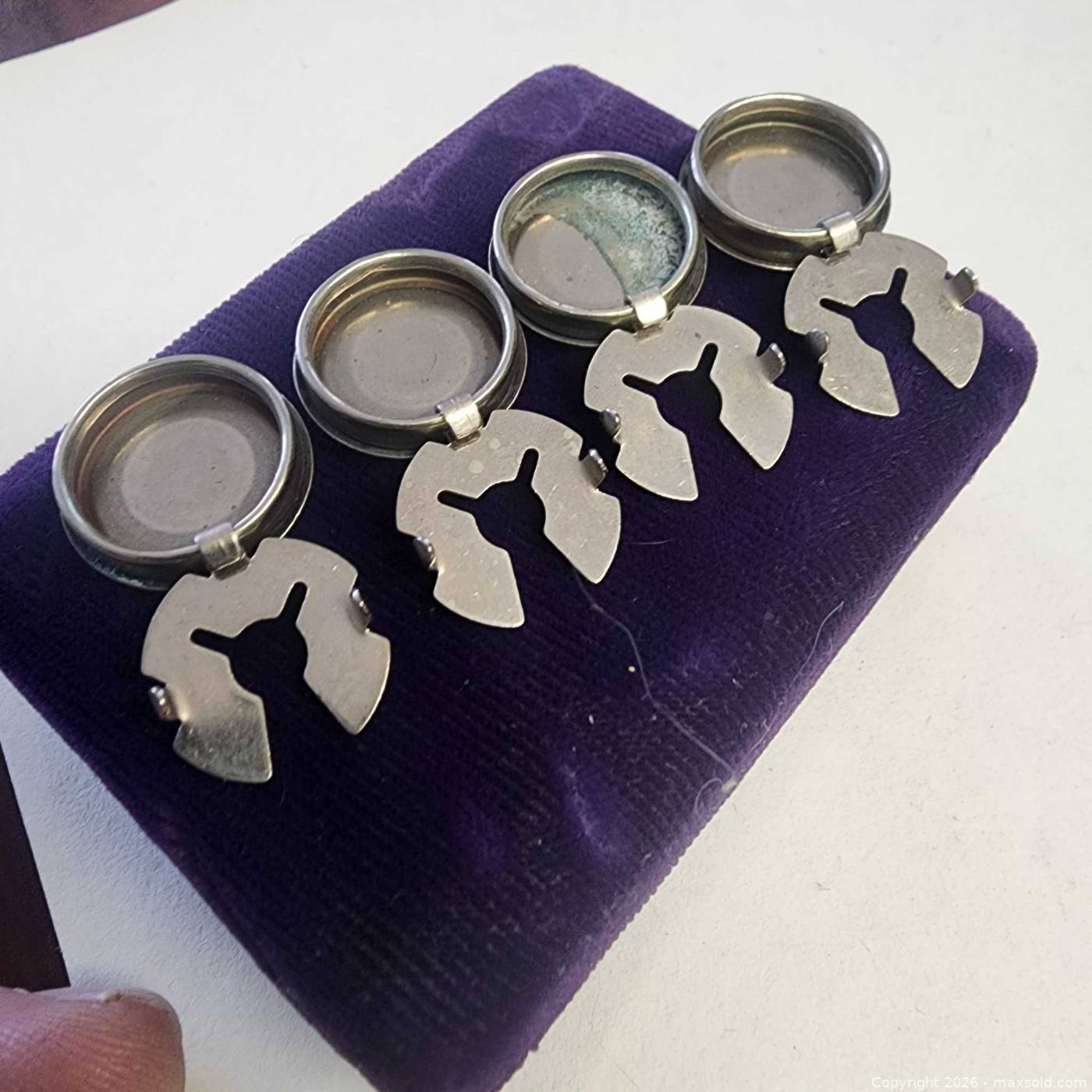 4 metal claw-design button covers | Maxsold