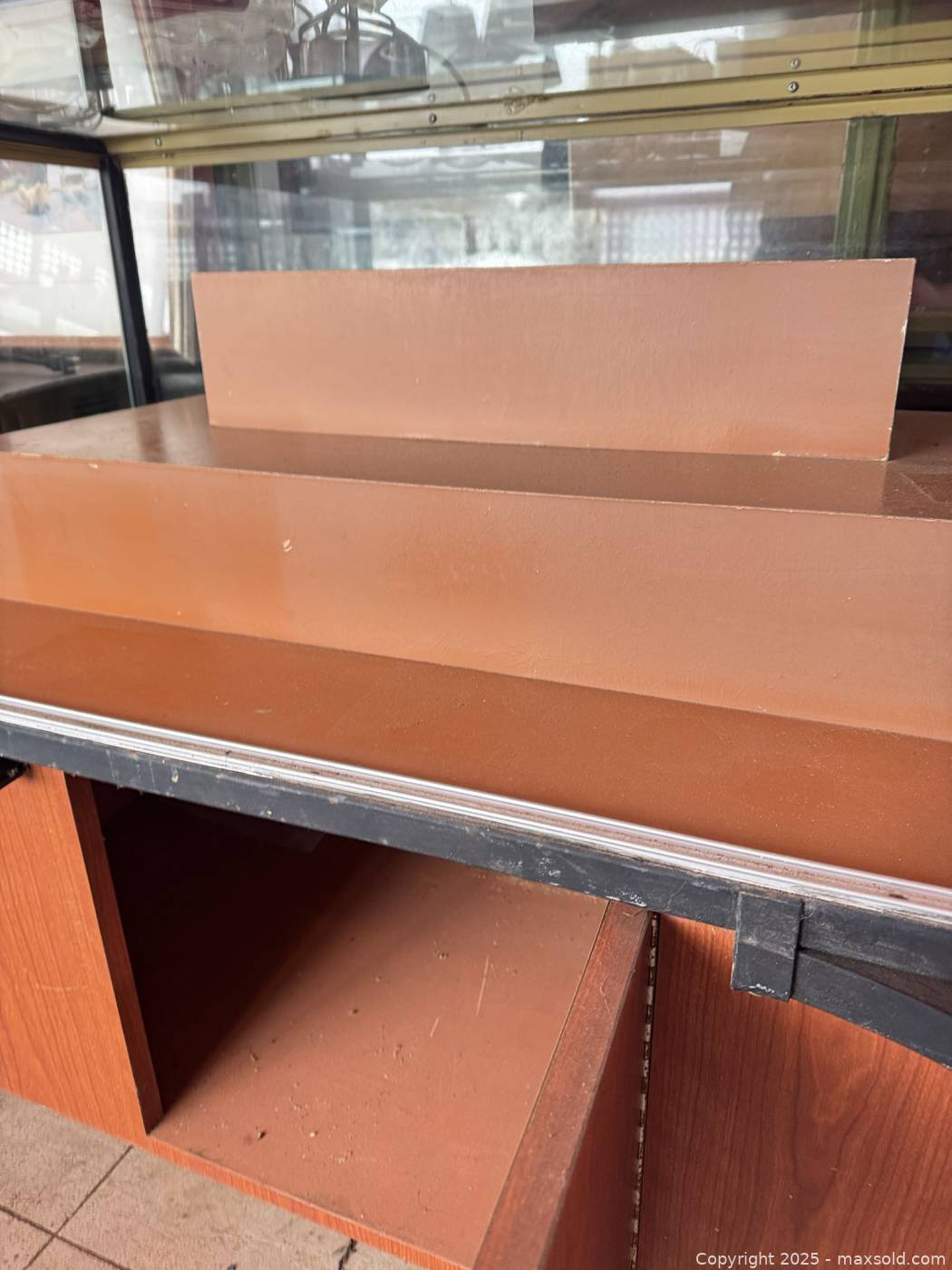 Large showcase display case | Maxsold