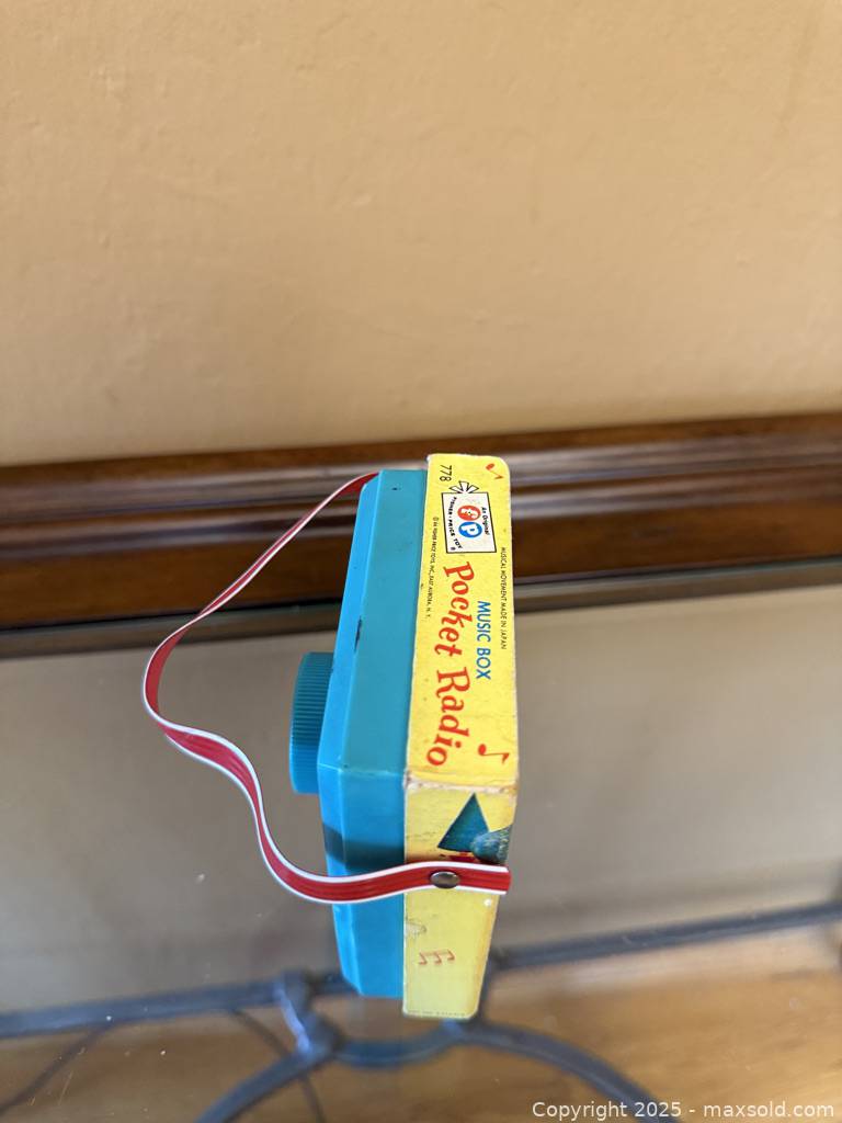 Vintage Fisher-Price Music Box Pocket Radio Frère Jacques 1964 | Maxsold
