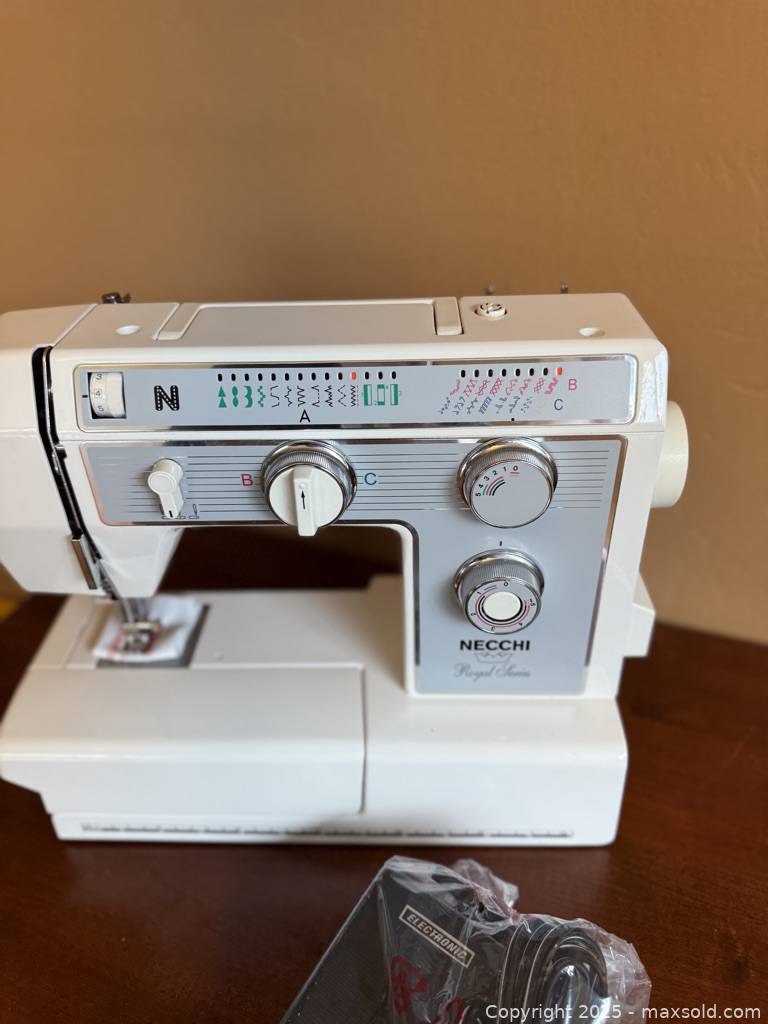 Necchi Royal Series sewing machine with foot pedal | Maxsold