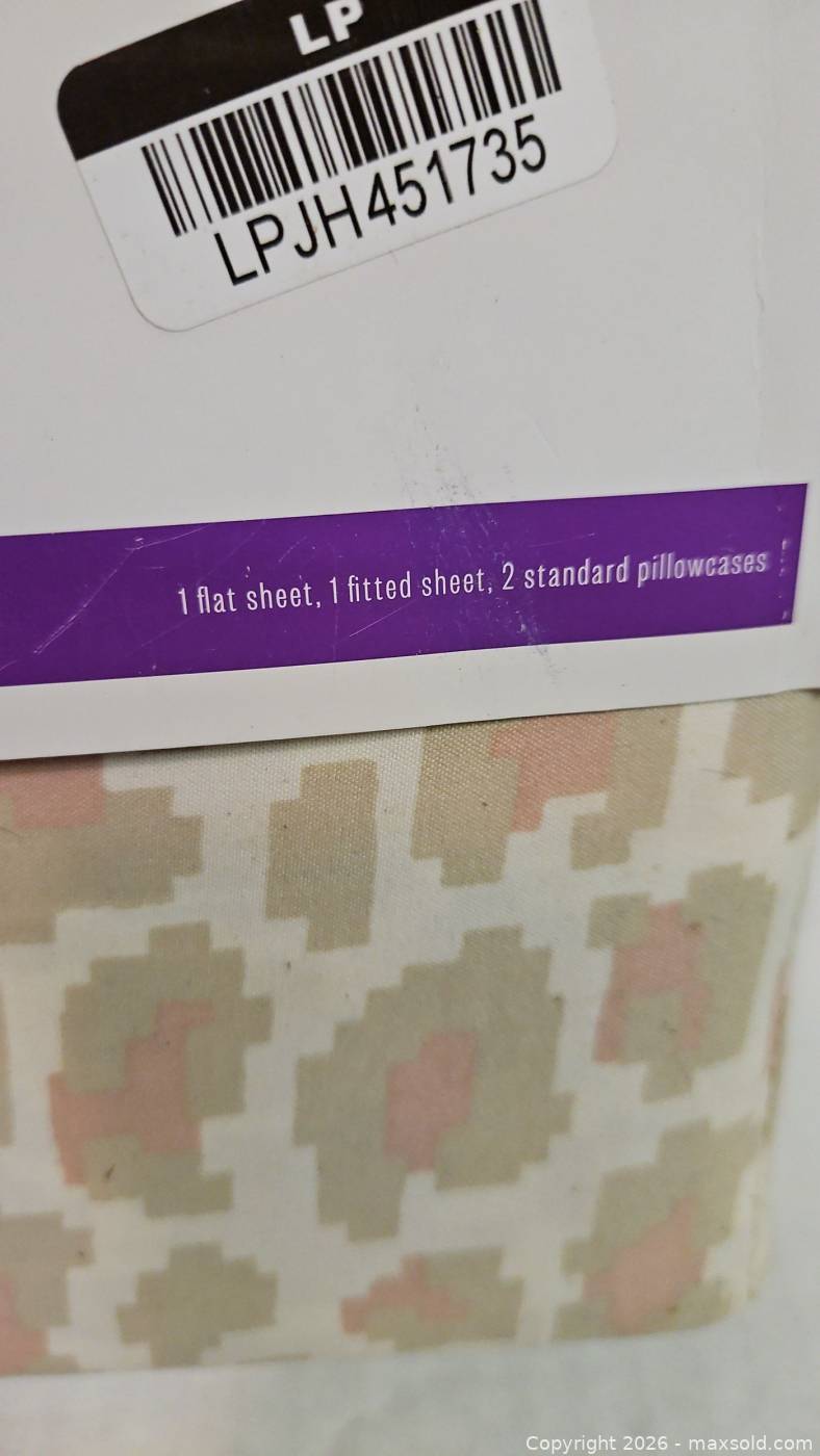 Room Essentials Queen Microfiber Sheet Set | Maxsold