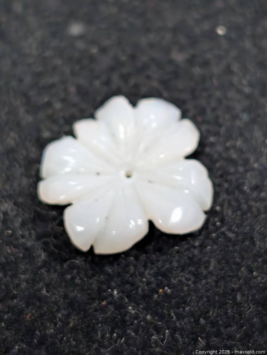 Mother-of-pearl carved flower bead | Maxsold